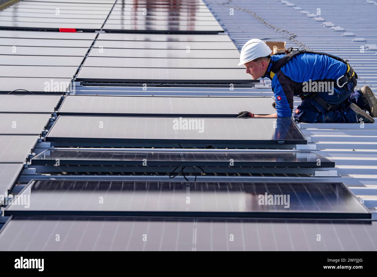 Dach installiert hi-res stock photography and images - Alamy