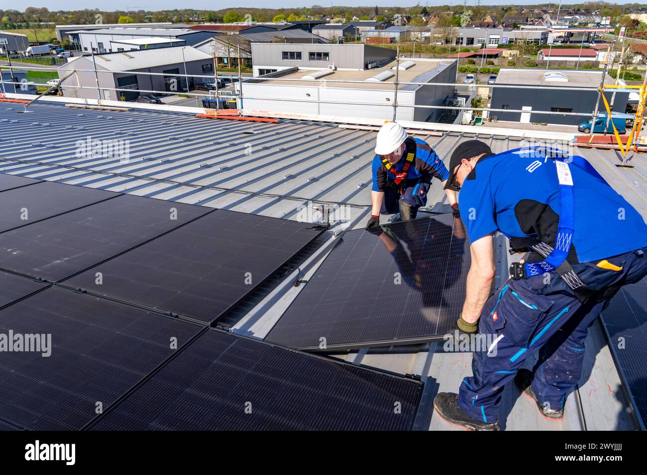 Montage von Solarmodulen auf dem Dach eines Gewerbebetriebs, über 400 ...