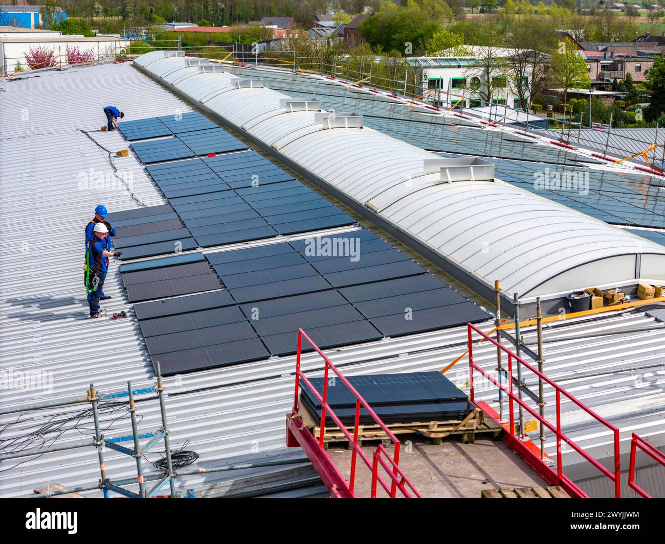 Montage von Solarmodulen auf dem Dach eines Gewerbebetriebs, über 400 ...