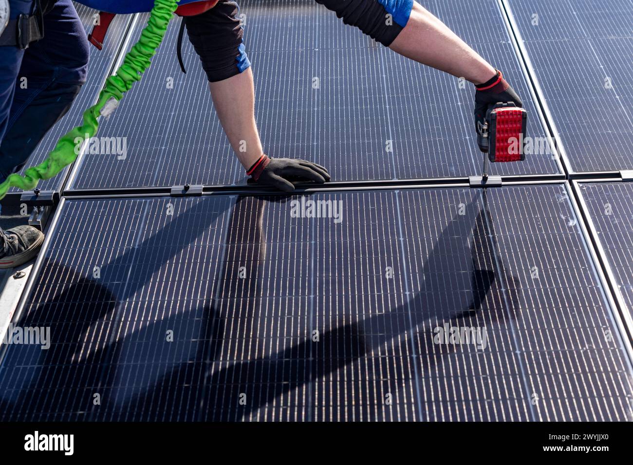 Montage von Solarmodulen auf dem Dach eines Gewerbebetriebs, über 400 ...