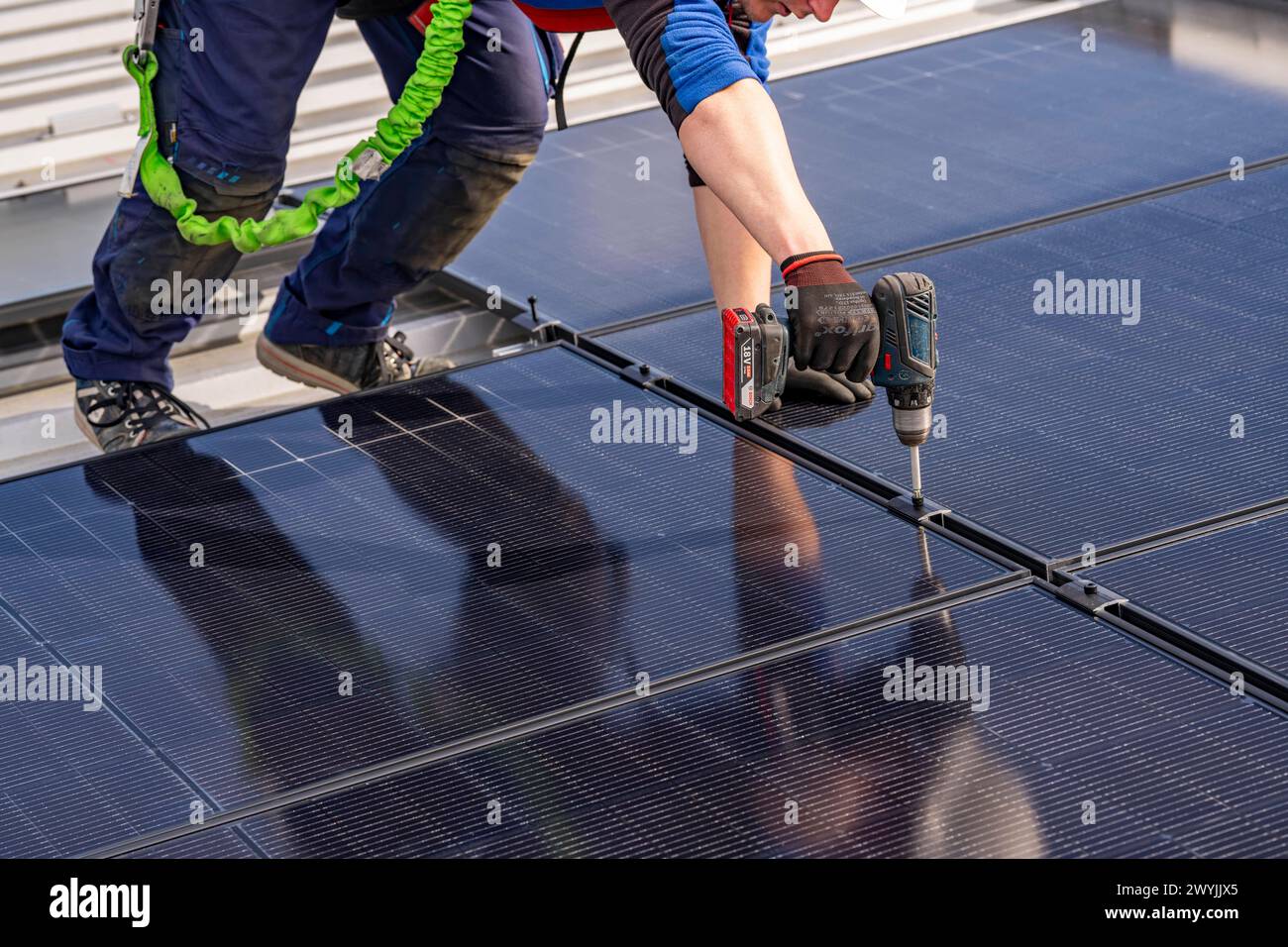 Montage von Solarmodulen auf dem Dach eines Gewerbebetriebs, über 400 ...