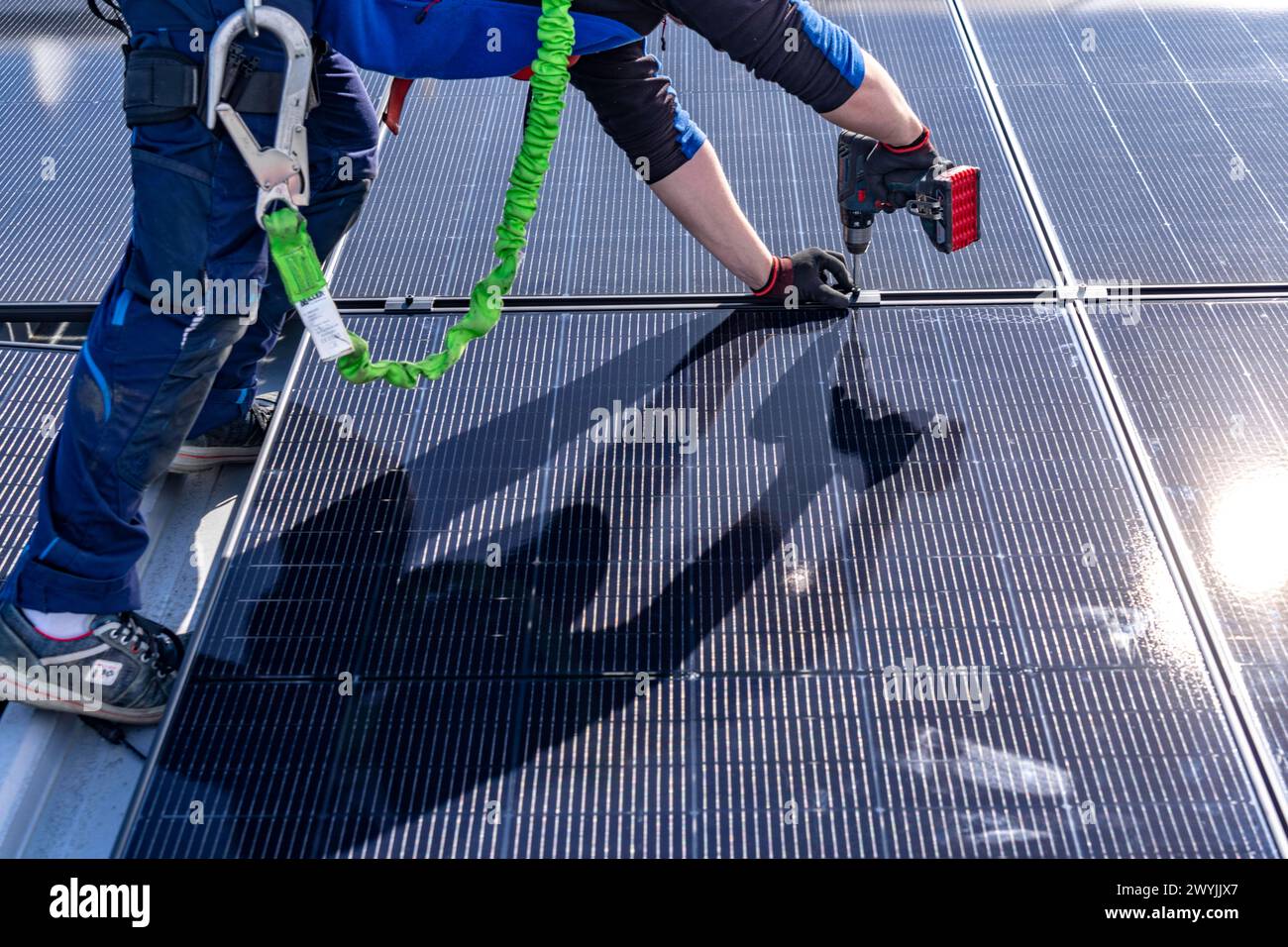 Montage von Solarmodulen auf dem Dach eines Gewerbebetriebs, über 400 ...