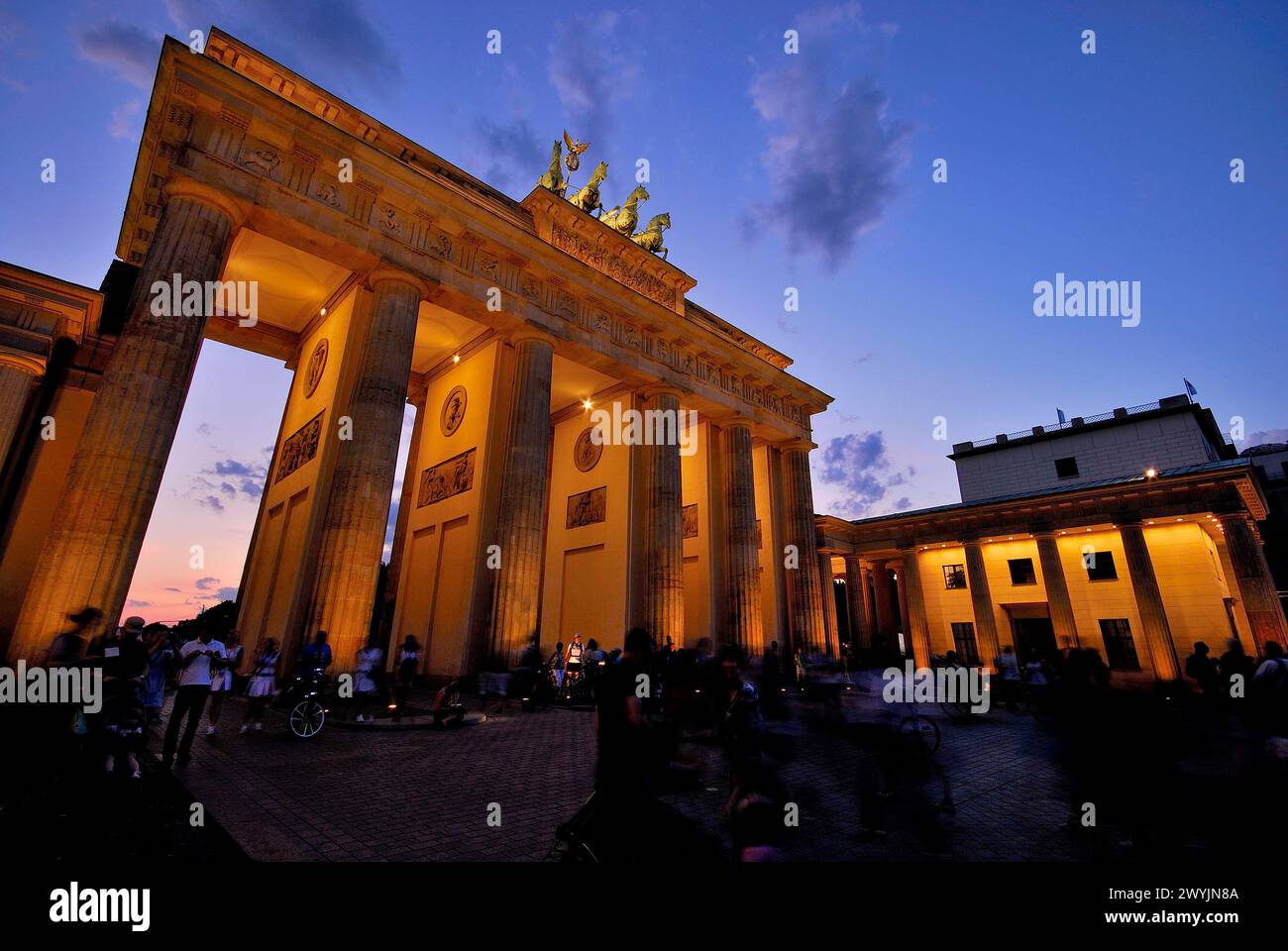 Brandenburg door in center berlin hi-res stock photography and images ...