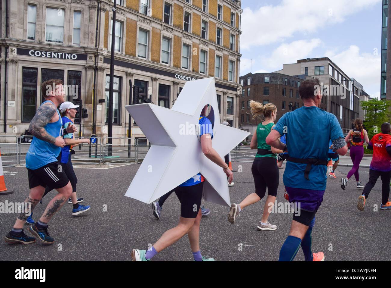 London landmarks half marathon 2024 hi-res stock photography and images ...