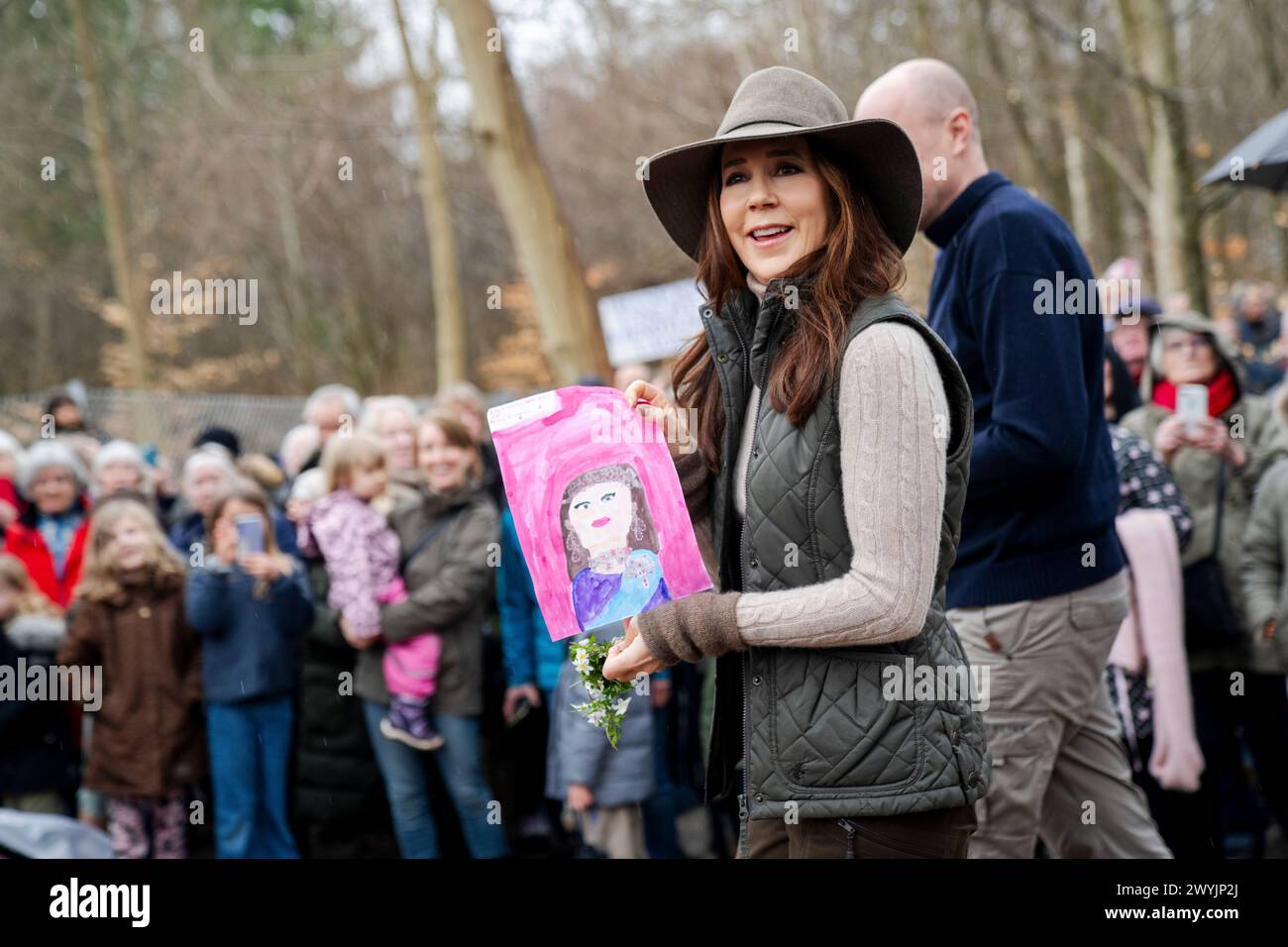 Queen Mary and Environment Minister Magnus Heunicke (S) speak with ...