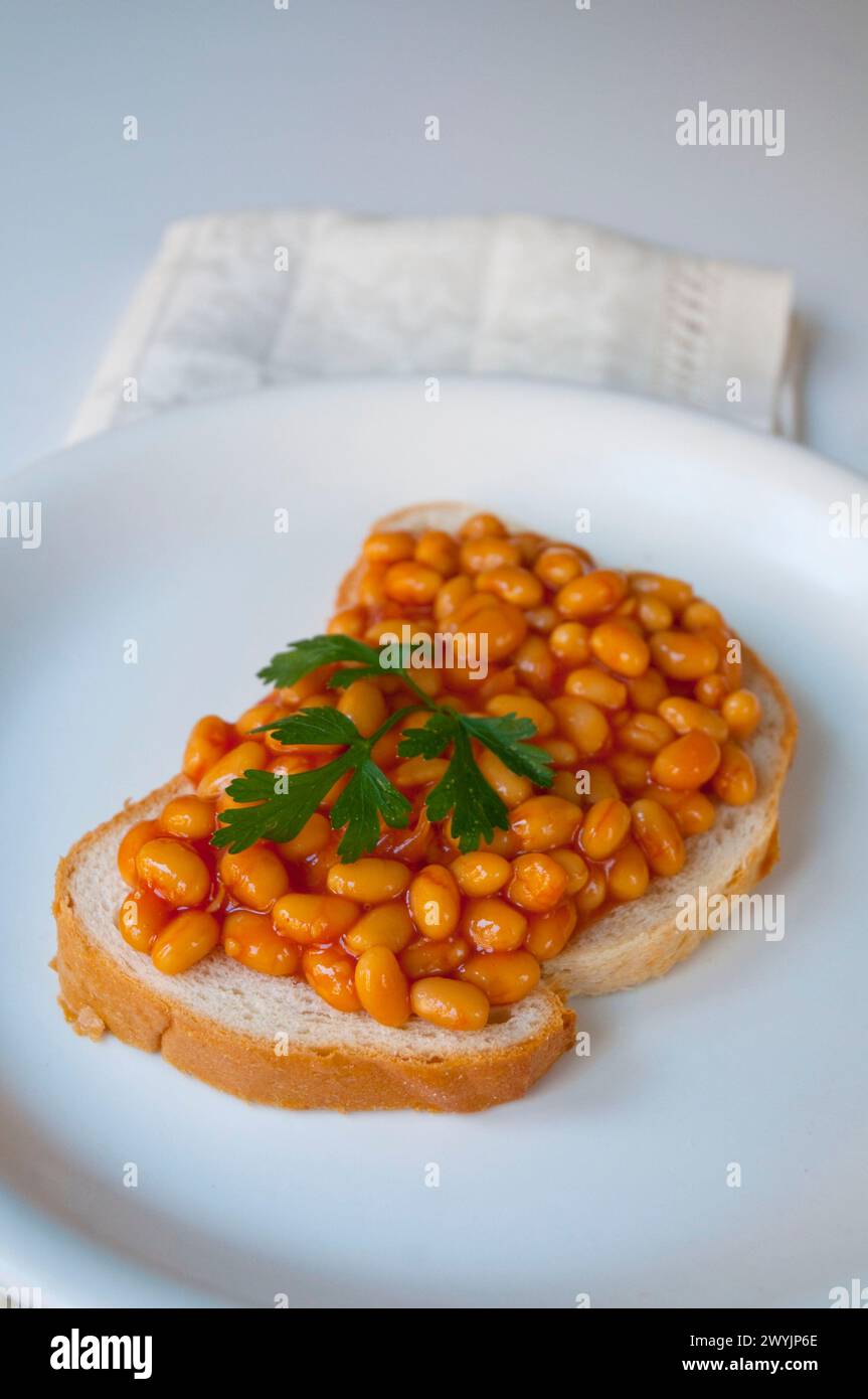 Baked beans on toast Stock Photo - Alamy