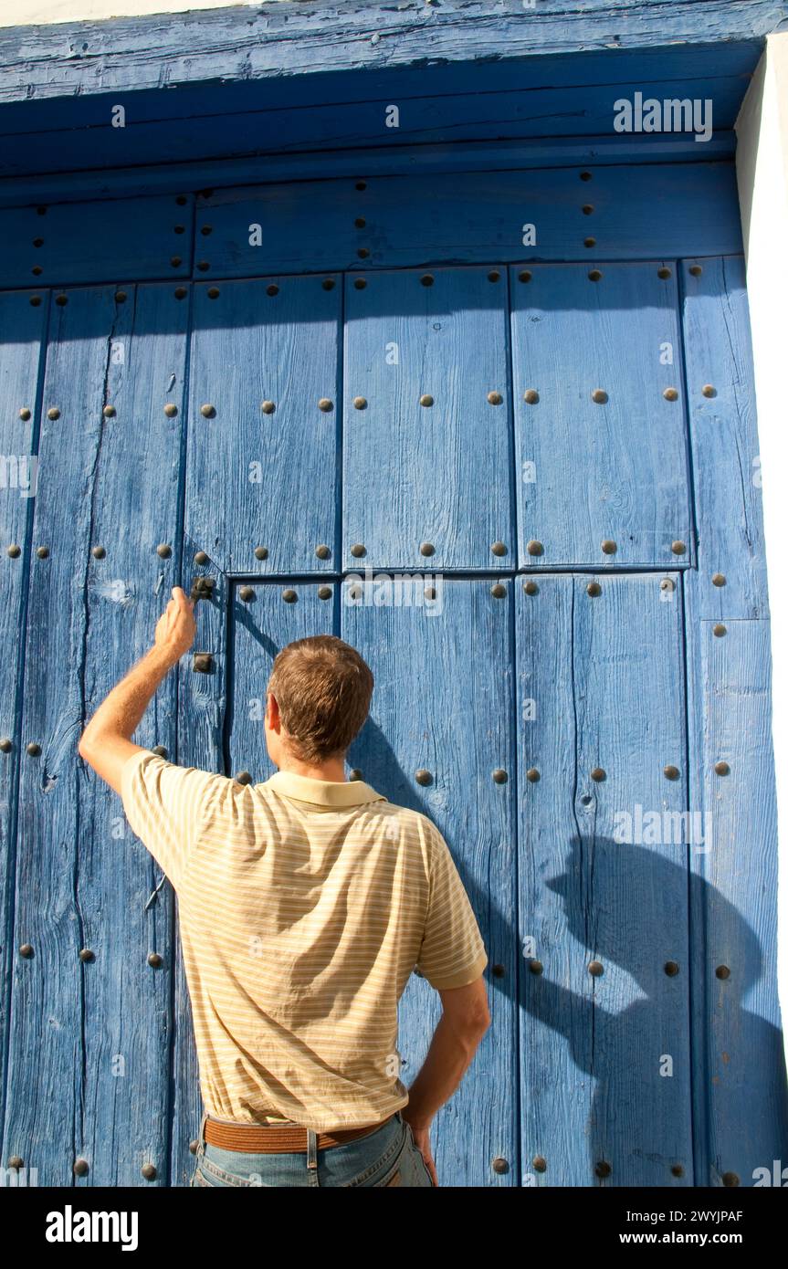 Hombre puerta hi-res stock photography and images - Alamy
