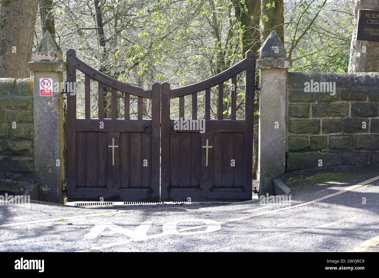 Cemetery gates hi-res stock photography and images - Alamy