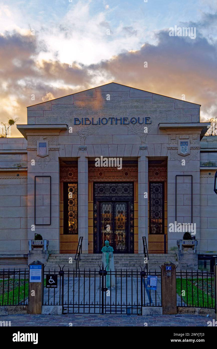 Carnegie library mural hi-res stock photography and images - Alamy