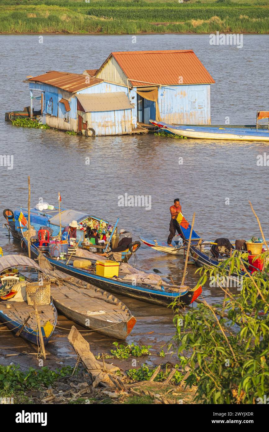 Cambodia, Kampong Chhnang, the banks of the Tonle Sap river, community ...