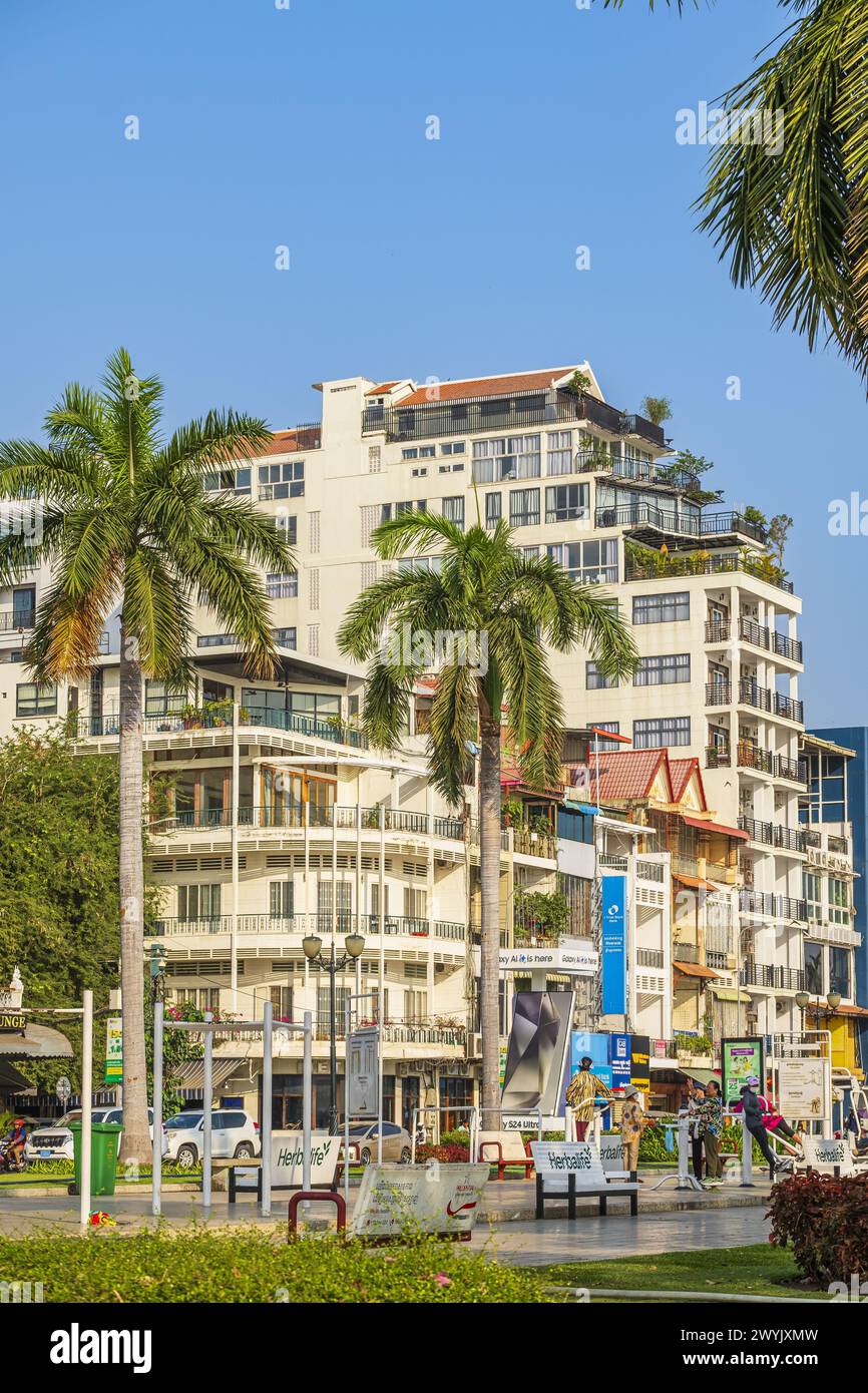 Cambodia, Phnom Penh, Doun Penh district, buildings along Sisowath Quay ...