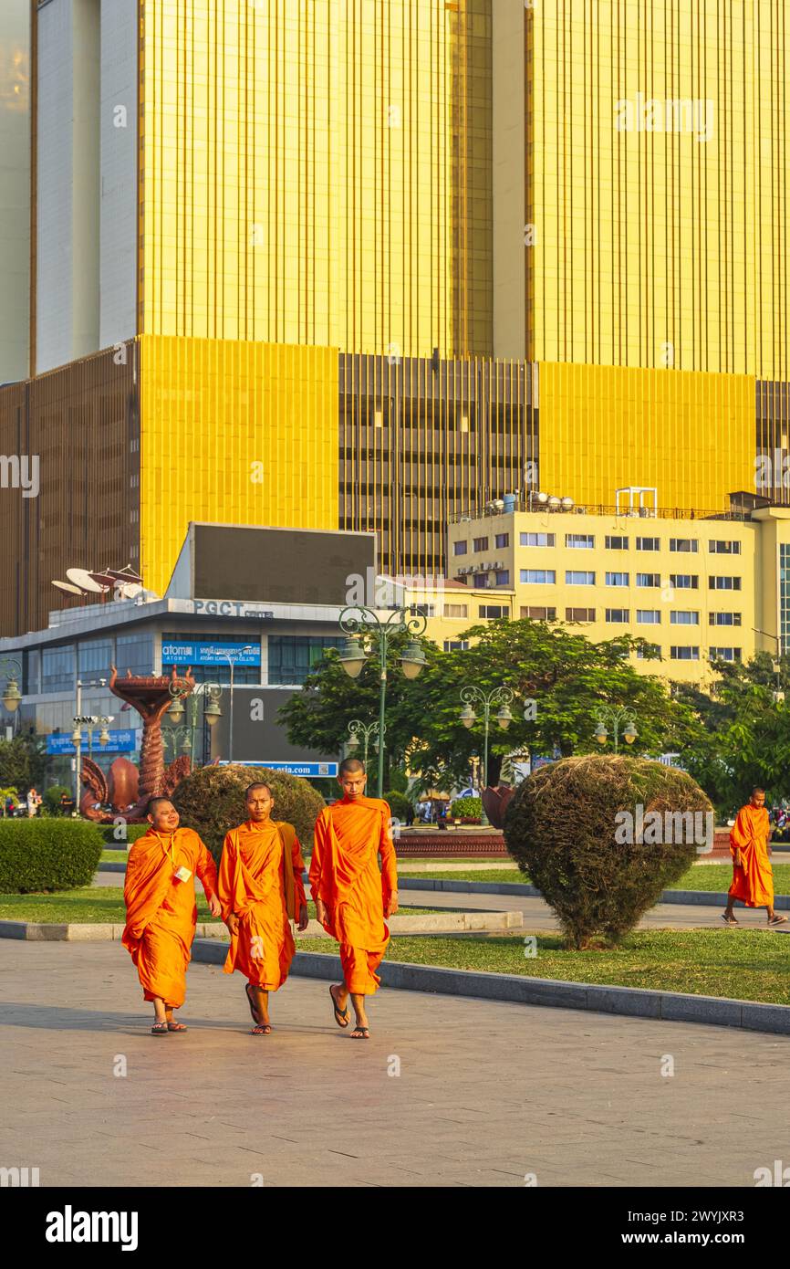 Cambodia, Phnom Penh, Chamkar Mon district, Buddhist monks on Preah ...