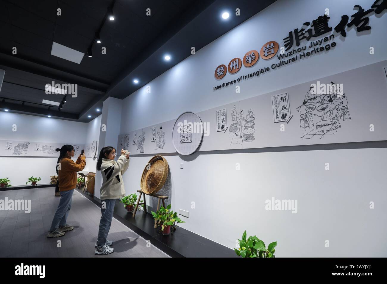 (240407) -- JINHUA, April 7, 2024 (Xinhua) -- Tourists visit a Wuzhou ...