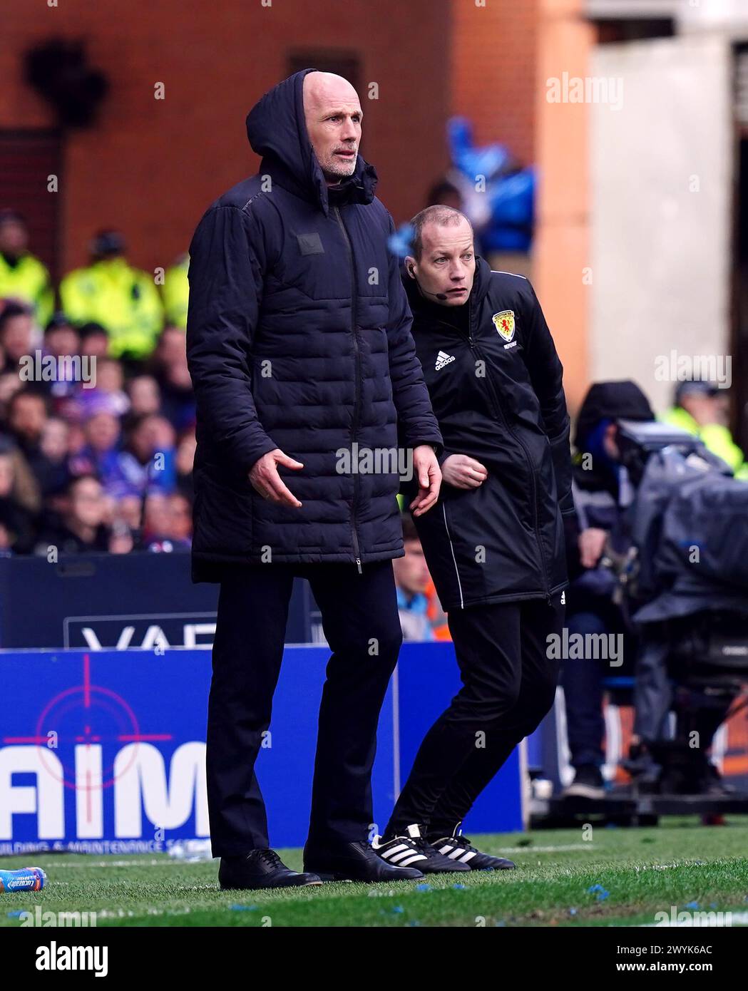Rangers manager Philippe Clement (left) during the cinch Premiership ...