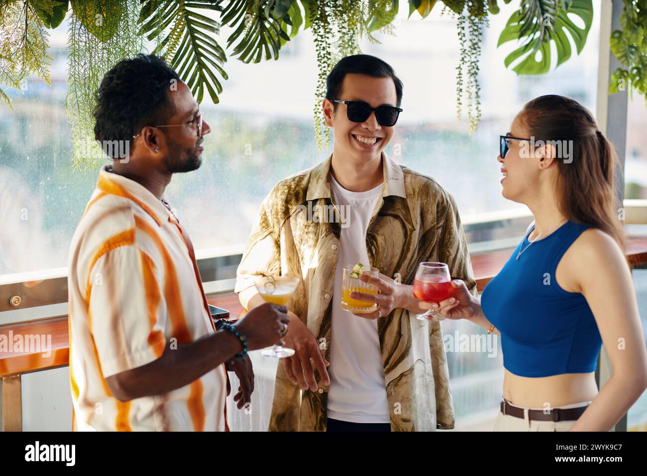 Cocktail party guests hi-res stock photography and images - Alamy