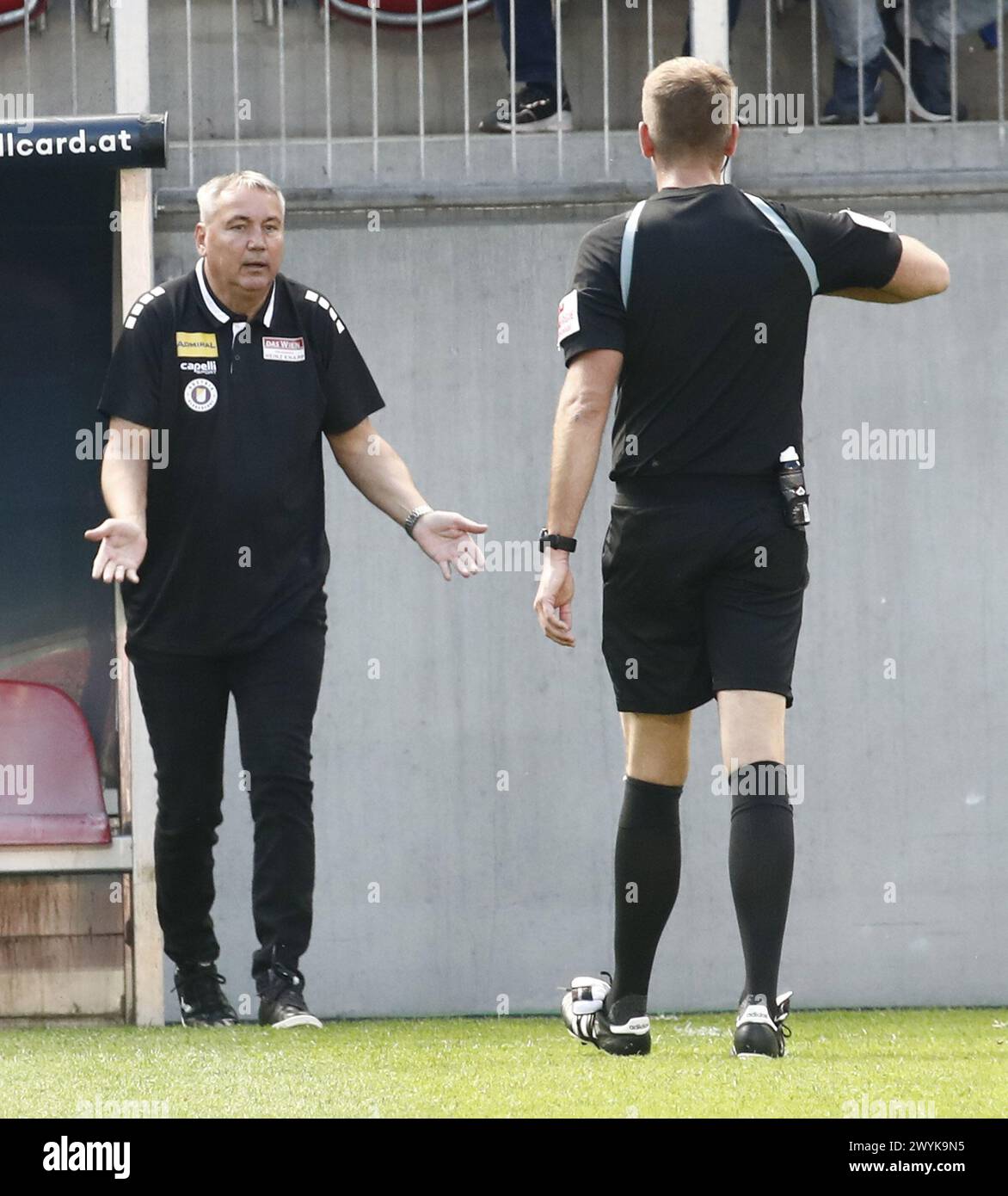 Zeigt die gelbe karte hi-res stock photography and images - Alamy