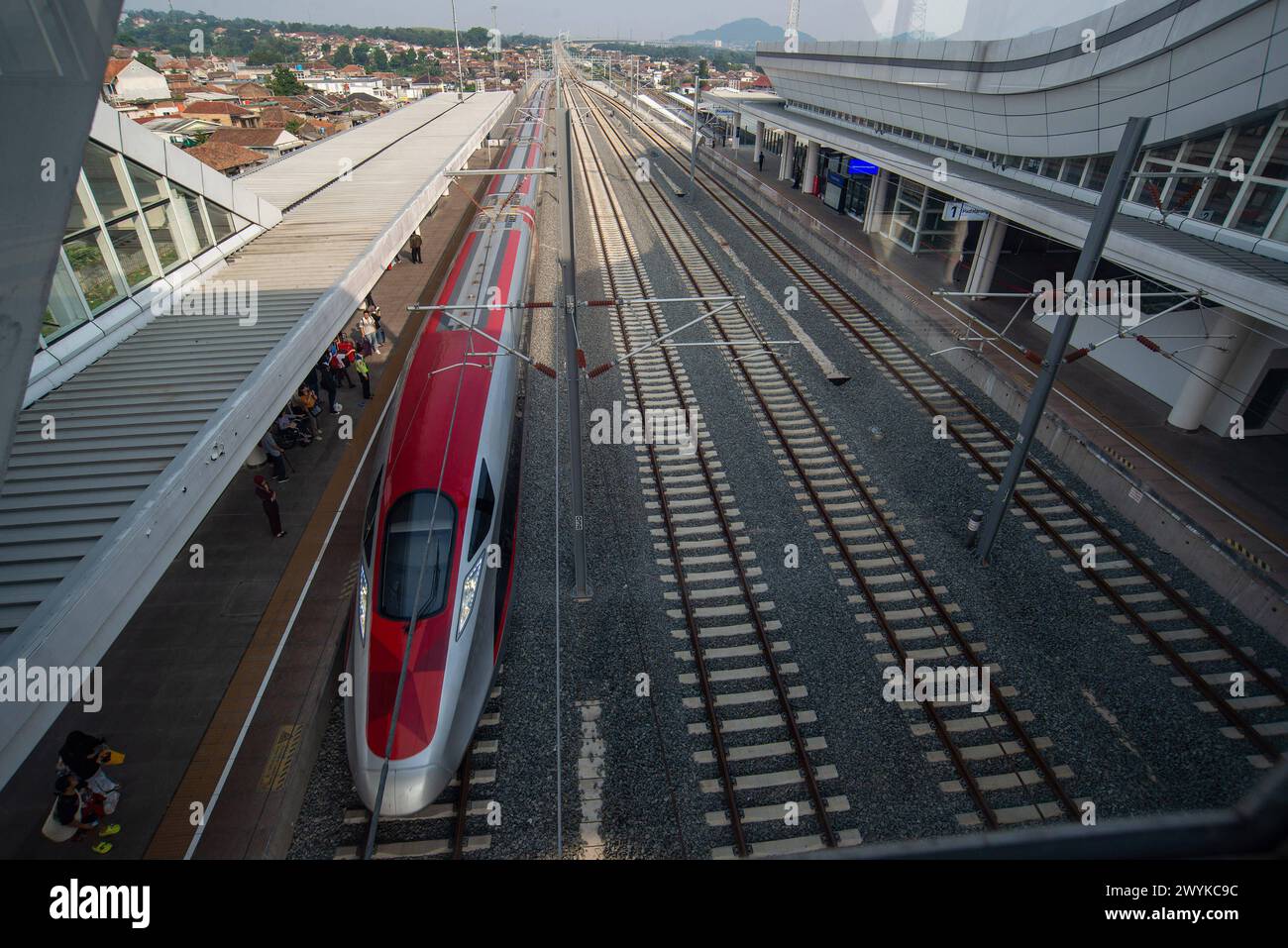 ALTERNATIVE TRANSPORTATION FOR HOMECOMING SEASON Passengers wait for a ...