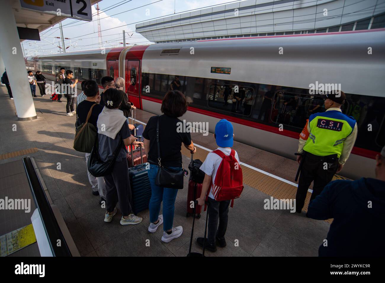 ALTERNATIVE TRANSPORTATION FOR HOMECOMING SEASON Passengers wait for a ...