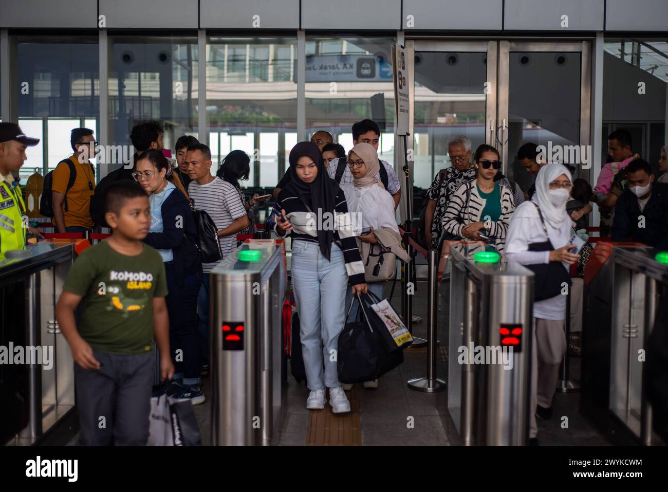 ALTERNATIVE TRANSPORTATION FOR HOMECOMING SEASON Passengers carry out ...