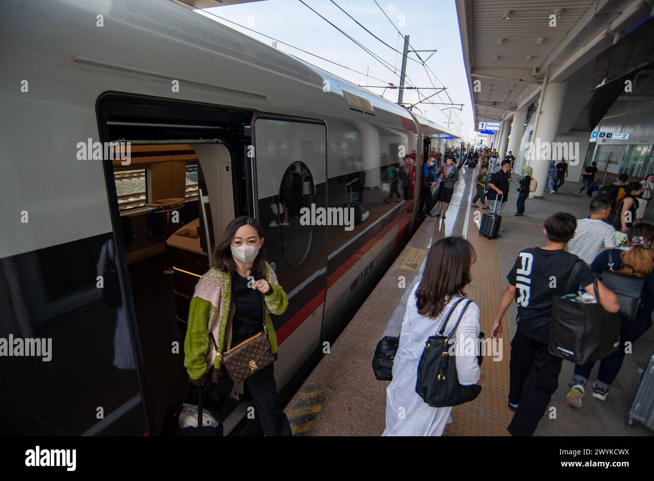 ALTERNATIVE TRANSPORTATION FOR HOMECOMING SEASON Passengers get ...