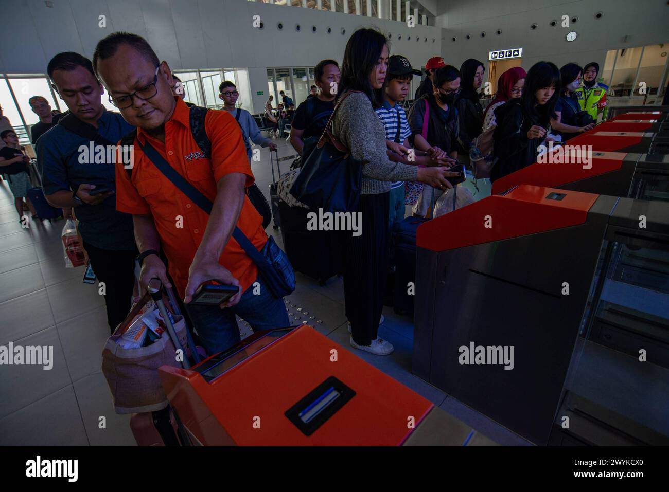 ALTERNATIVE TRANSPORTATION FOR HOMECOMING SEASON Passengers carry out ...