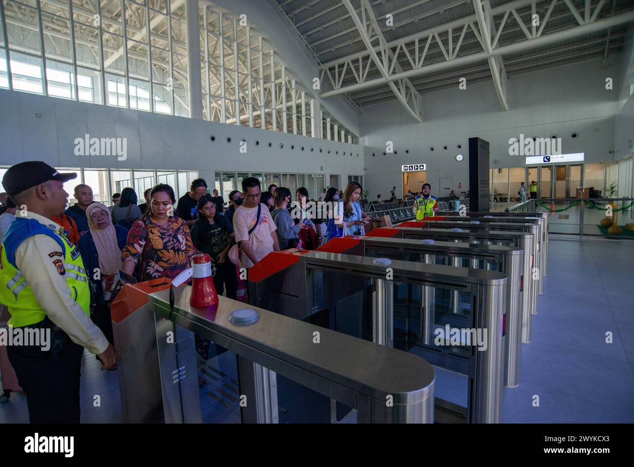 ALTERNATIVE TRANSPORTATION FOR HOMECOMING SEASON Passengers carry out ...