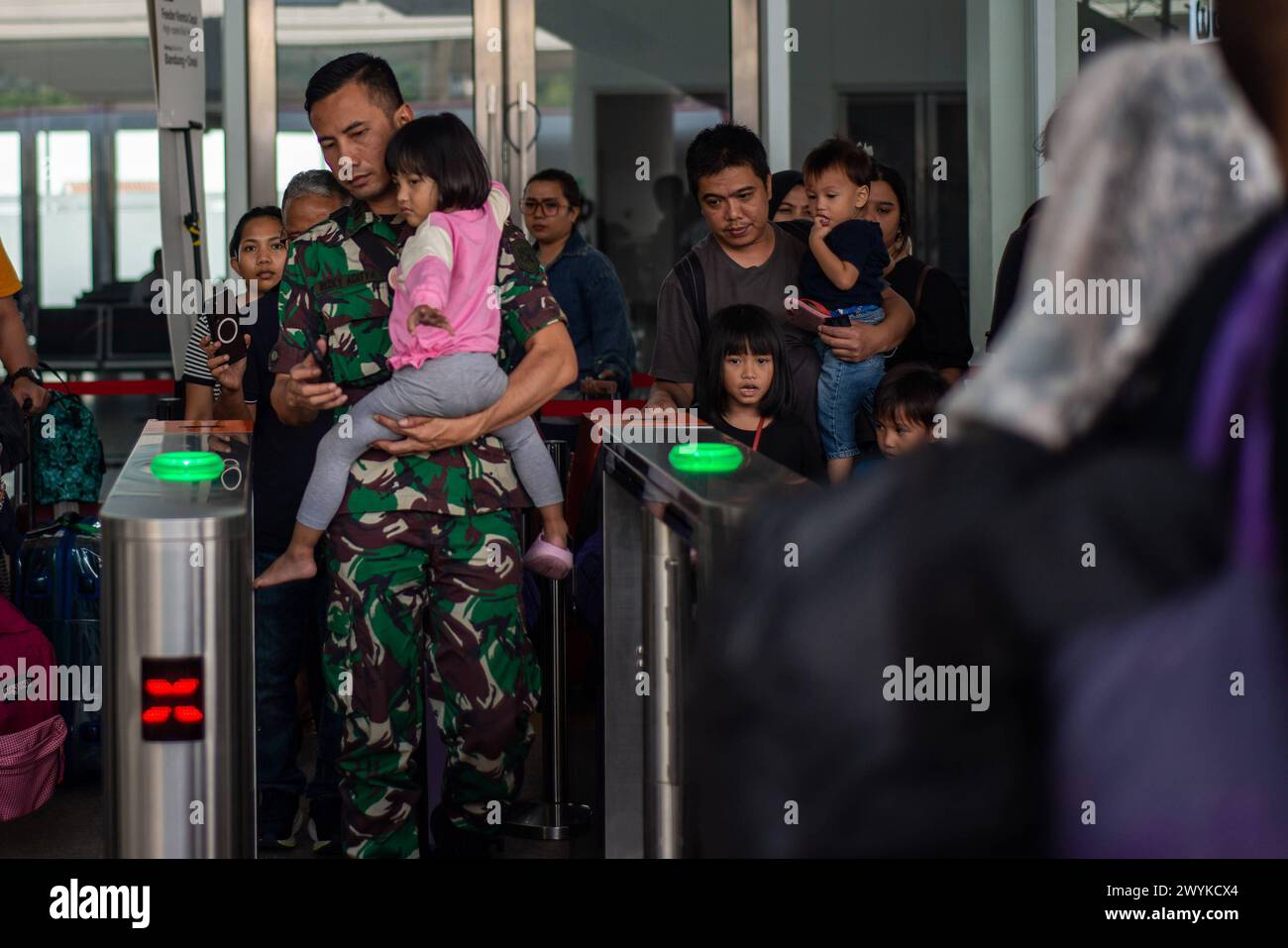 ALTERNATIVE TRANSPORTATION FOR HOMECOMING SEASON Passengers carry out ...