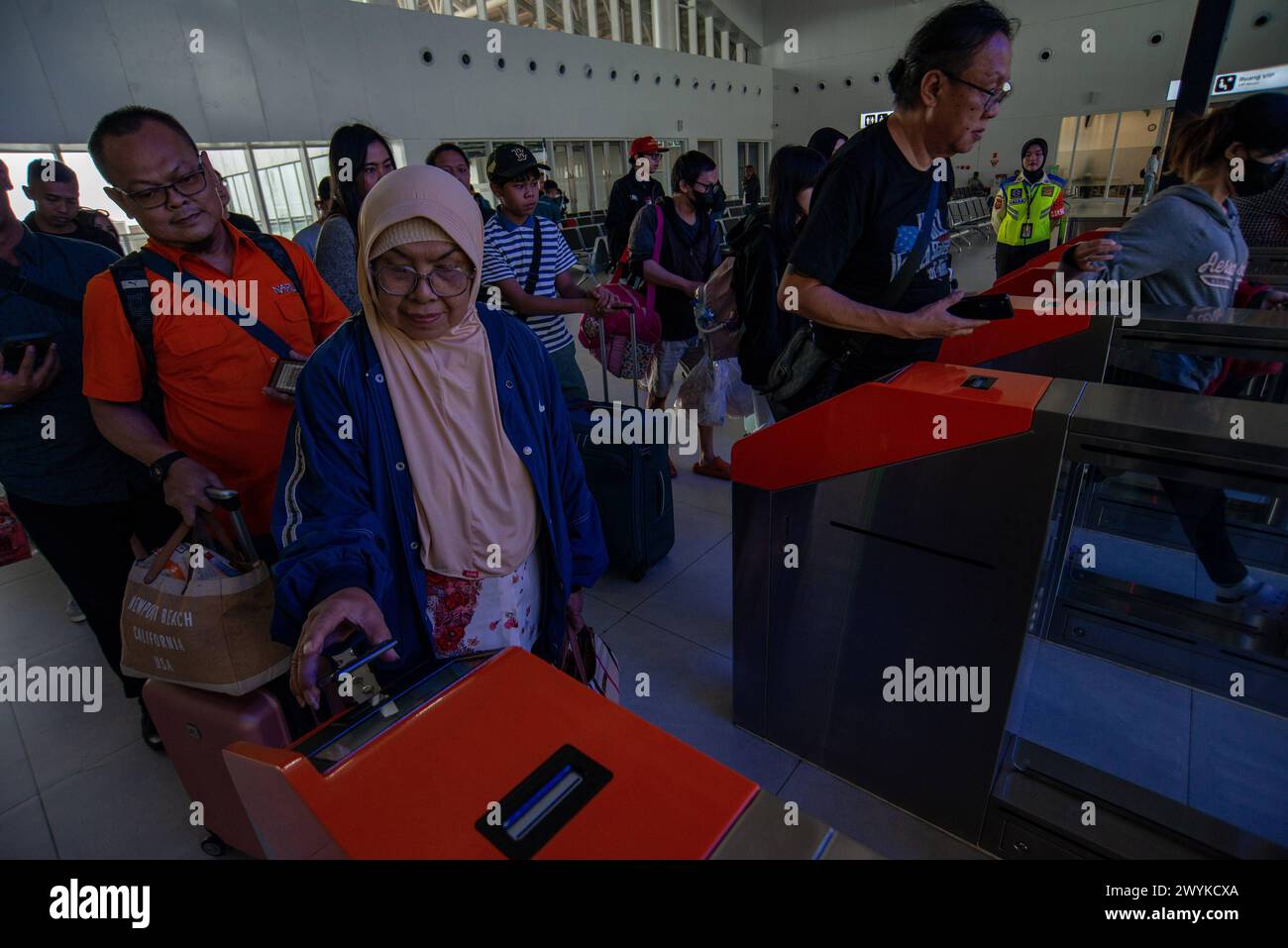 ALTERNATIVE TRANSPORTATION FOR HOMECOMING SEASON Passengers carry out ...