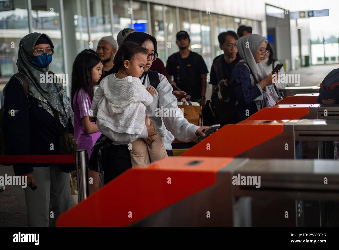 ALTERNATIVE TRANSPORTATION FOR HOMECOMING SEASON Passengers carry out ...