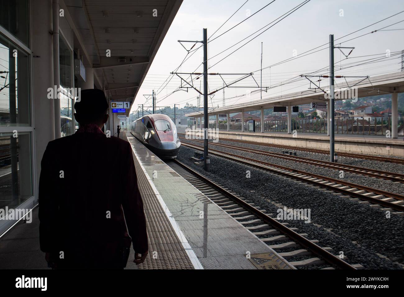 ALTERNATIVE TRANSPORTATION FOR HOMECOMING SEASON Passengers wait for a ...