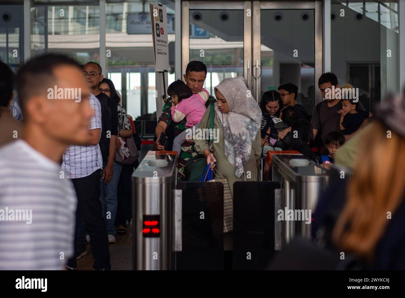 ALTERNATIVE TRANSPORTATION FOR HOMECOMING SEASON Passengers carry out ...