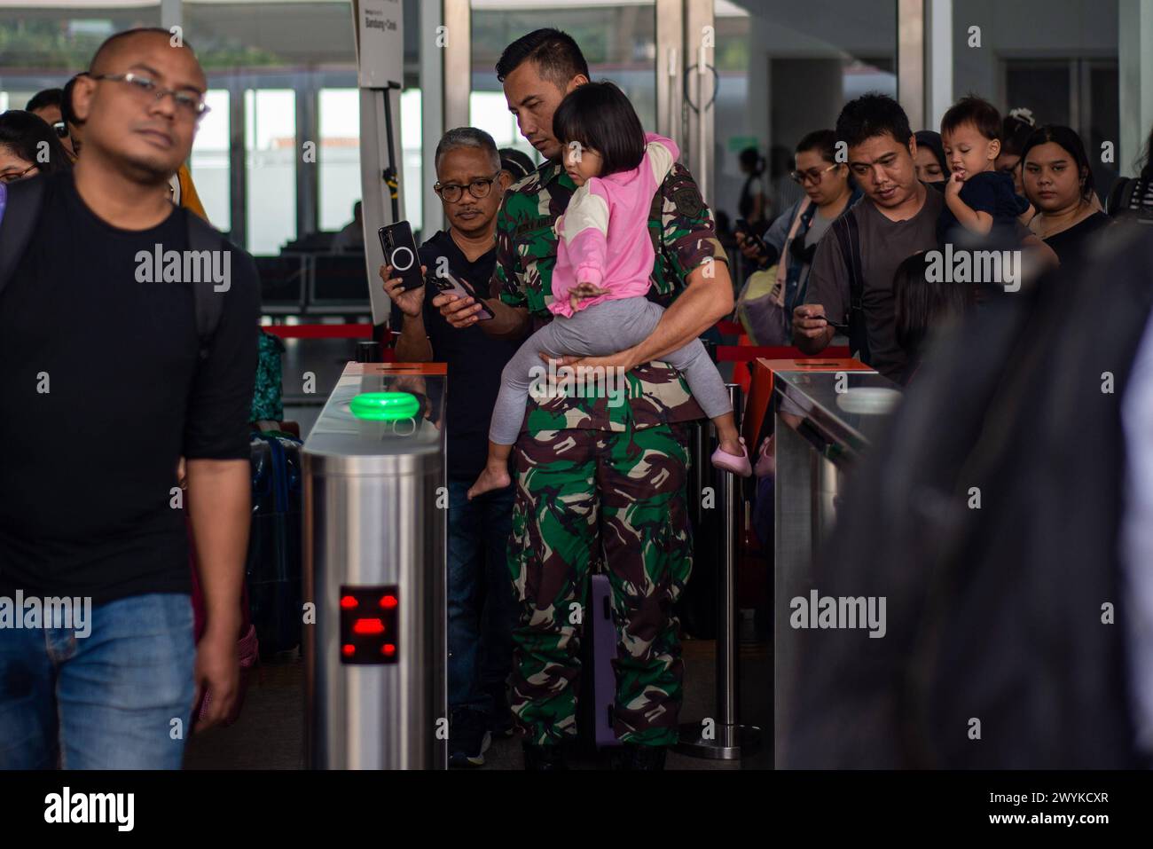 ALTERNATIVE TRANSPORTATION FOR HOMECOMING SEASON Passengers carry out ...