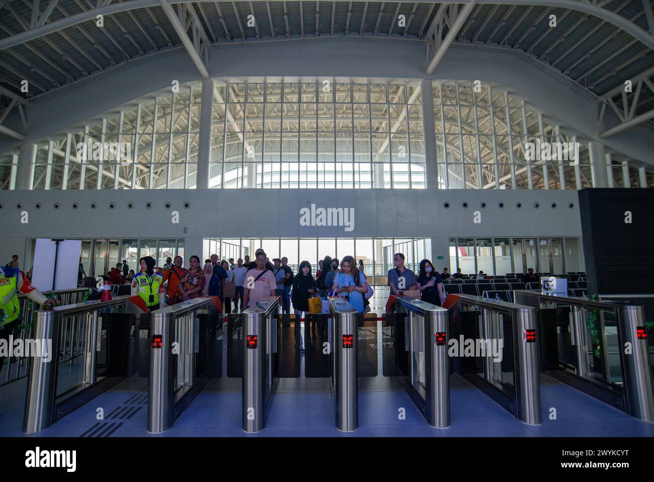 ALTERNATIVE TRANSPORTATION FOR HOMECOMING SEASON Passengers carry out ...