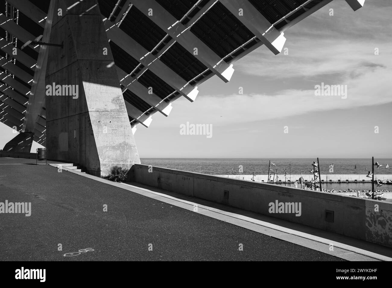 Pergola bridge Black and White Stock Photos & Images - Alamy