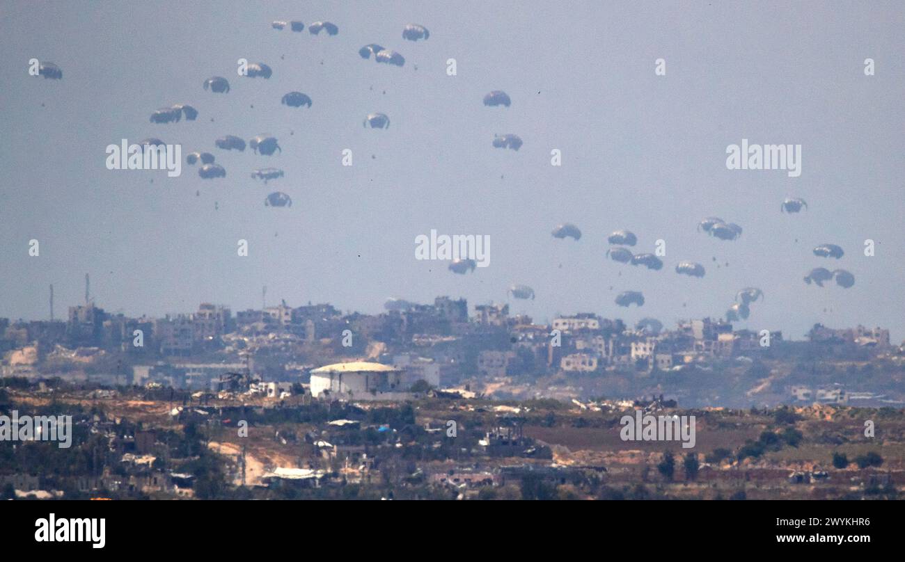 Southern Israel, Israel. 07th Apr, 2024. Humanitarian aid parachutes ...