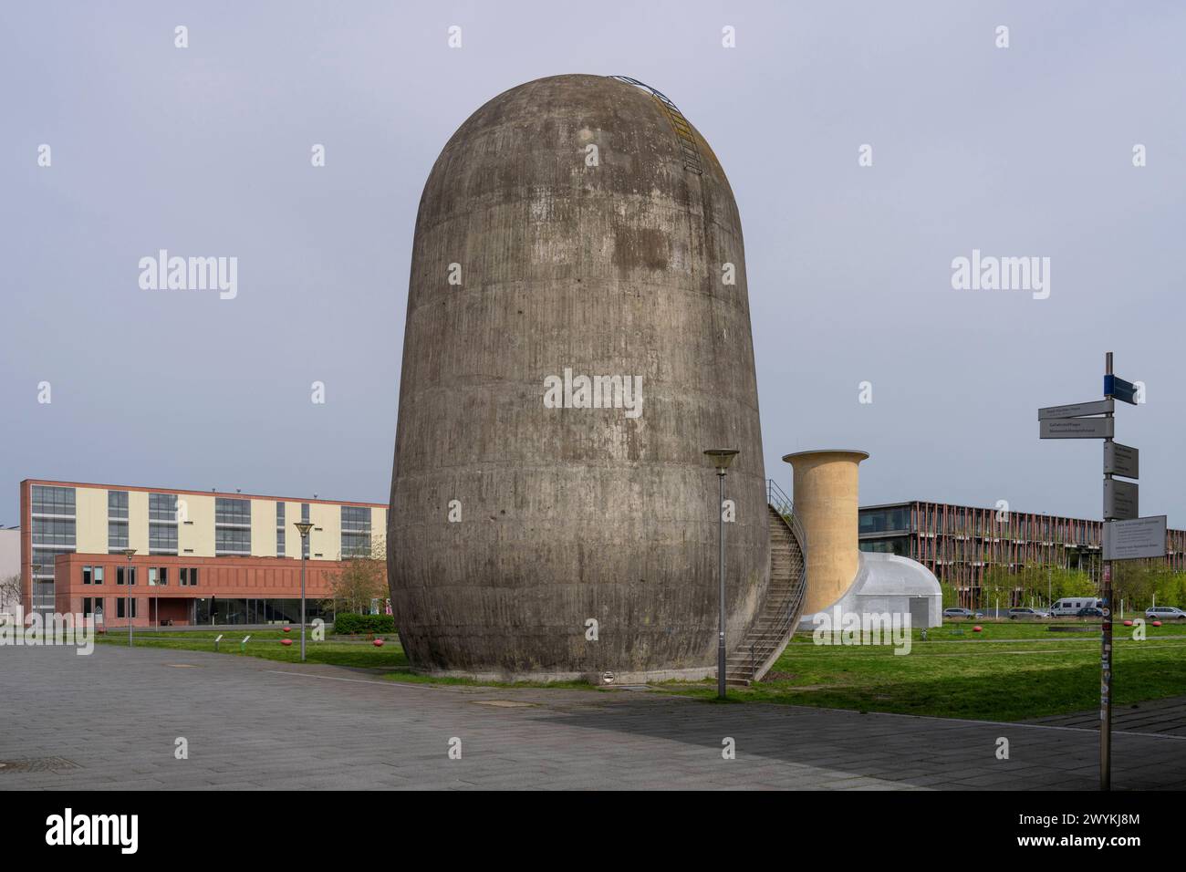 Der 1936 errichtete 20 Meter hohe Trudelturm auf dem ehemaligen ...