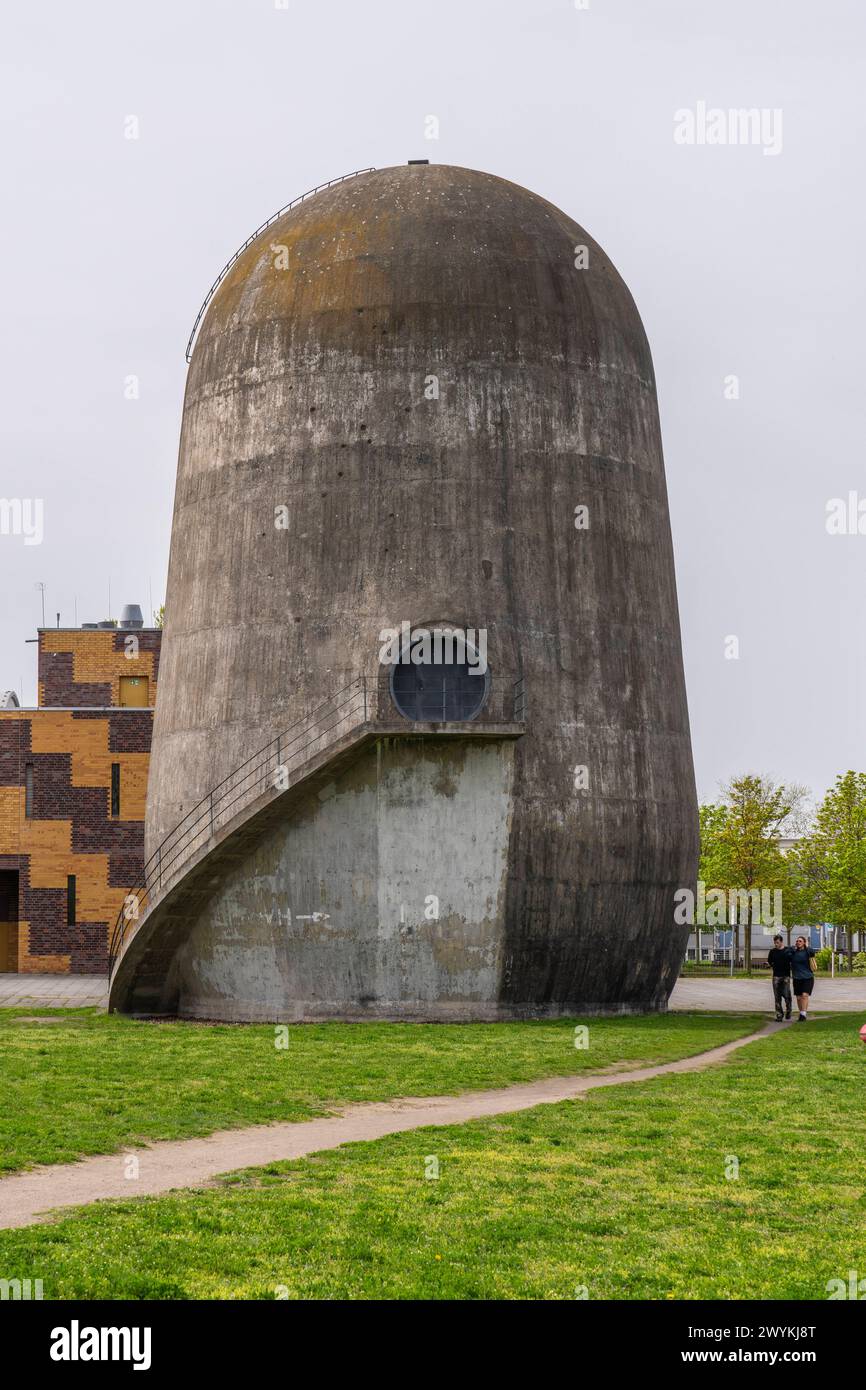 Der 1936 errichtete 20 Meter hohe Trudelturm auf dem ehemaligen ...
