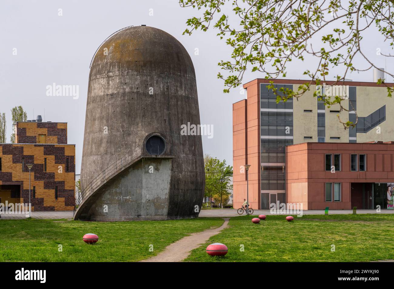 Der 1936 errichtete 20 Meter hohe Trudelturm auf dem ehemaligen ...