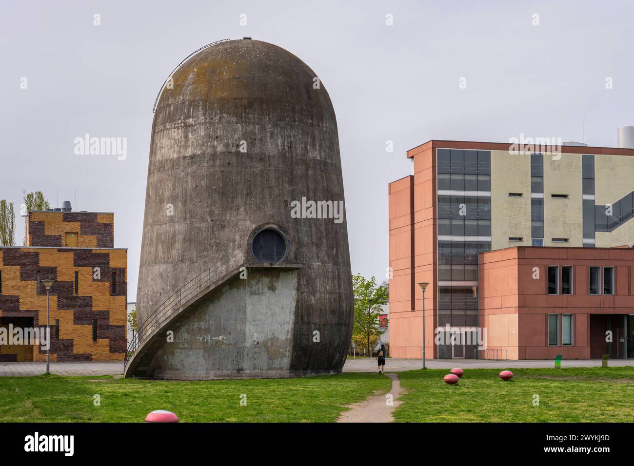 Der 1936 errichtete 20 Meter hohe Trudelturm auf dem ehemaligen ...