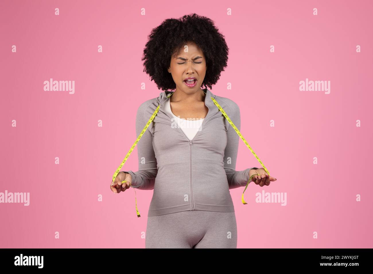 Woman measurements waistline hi-res stock photography and images - Alamy