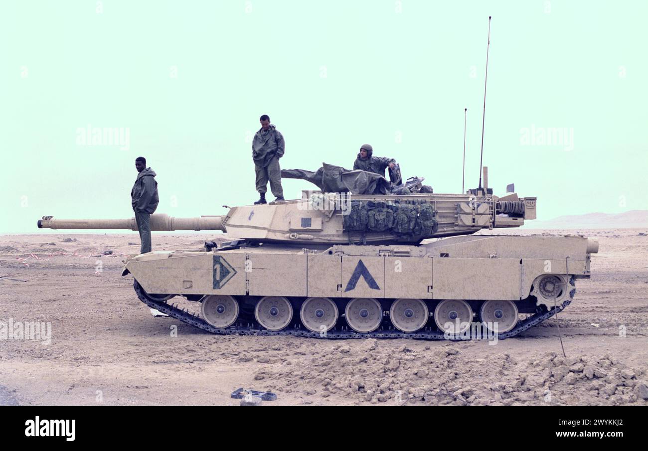 23rd March 1991 U.S. Army soldiers with their M1A1 Abrams tank in the ...