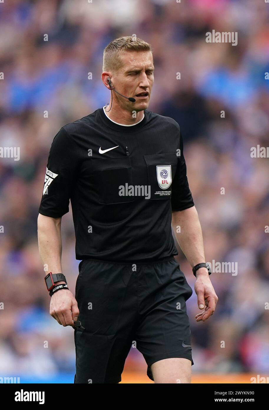 Referee Scott Oldham during the Bristol Street Motors Trophy final at ...