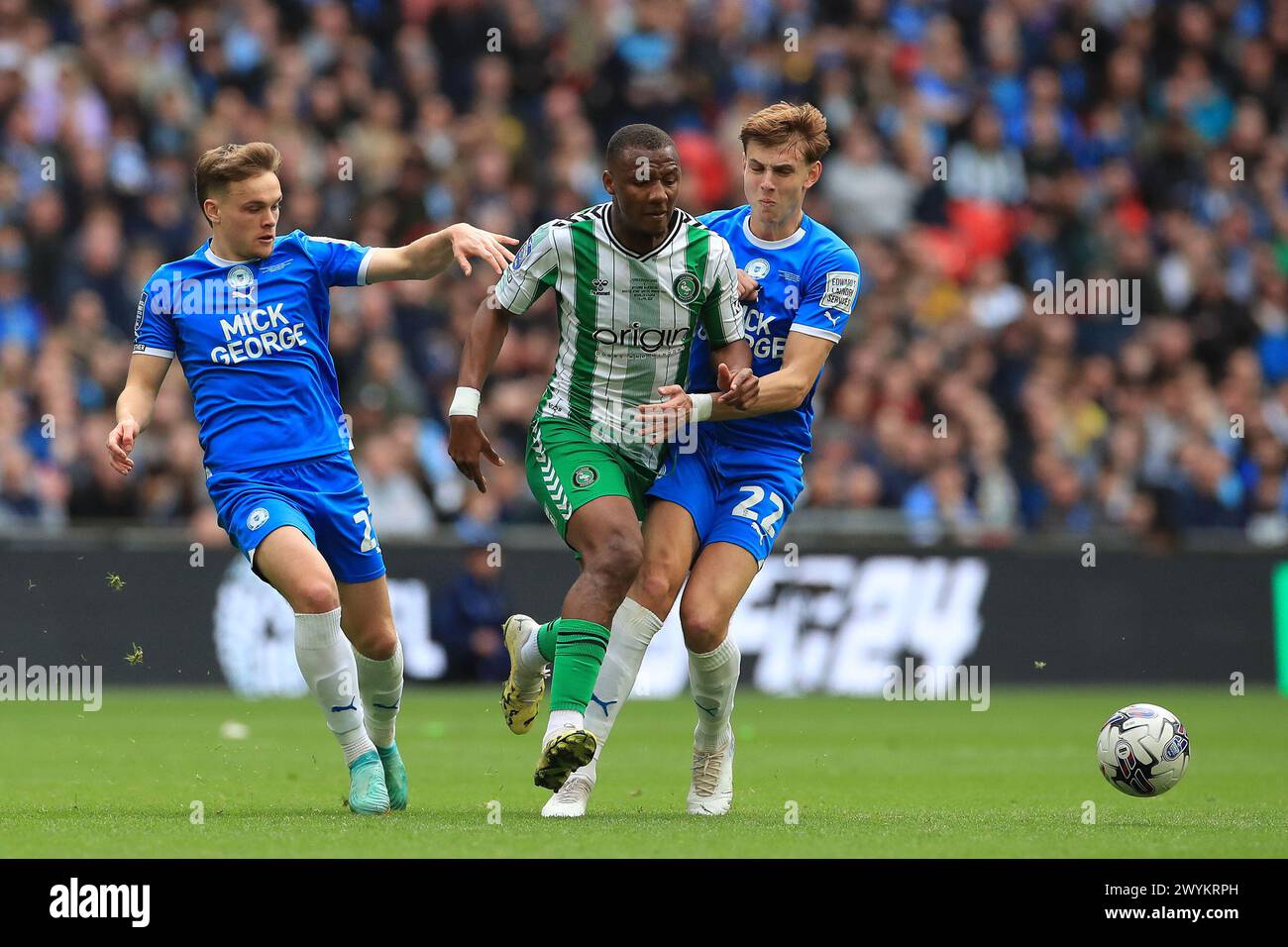 Richard Koné of Wycombe Wanderers evades Hector Kyprianou of ...