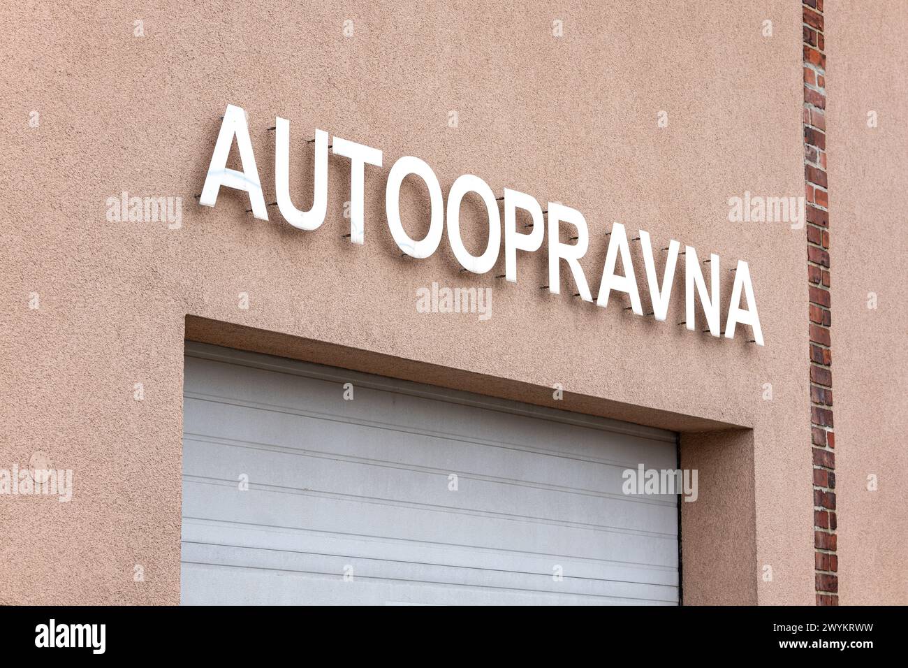 Car workshop entrance hi-res stock photography and images - Alamy