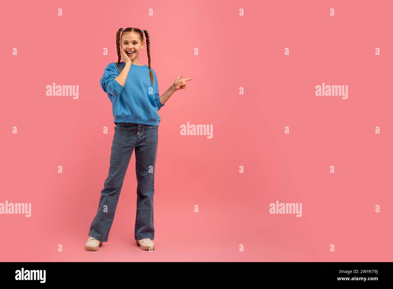 Preteen peace sign hi-res stock photography and images - Alamy