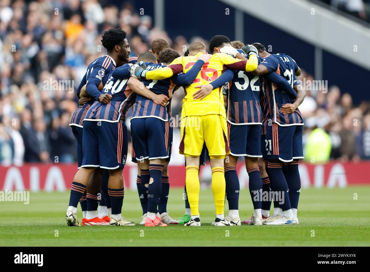 Tottenham hotspur players huddle hi-res stock photography and images ...