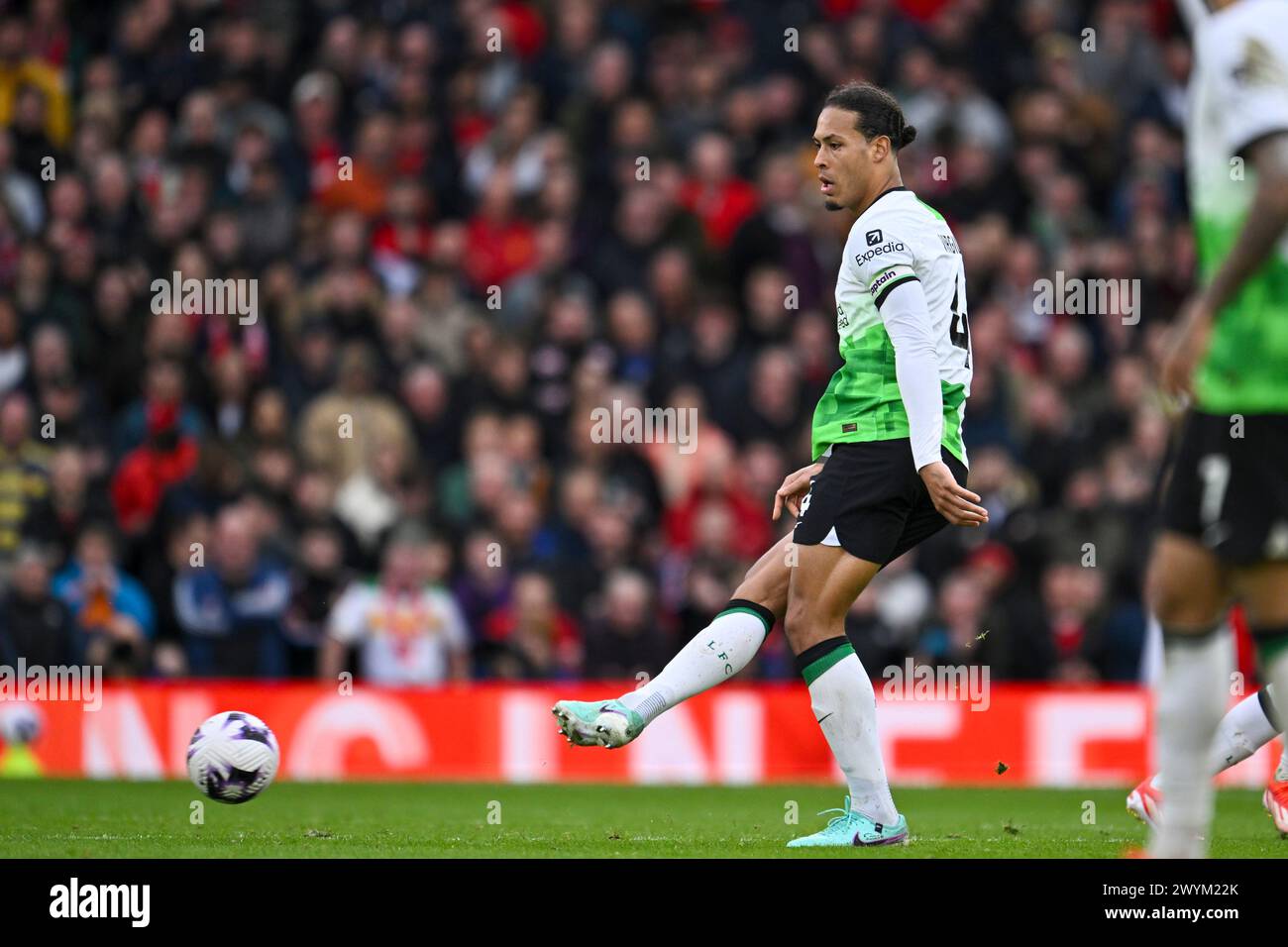 Virgil van dijk premier league passes hi-res stock photography and ...