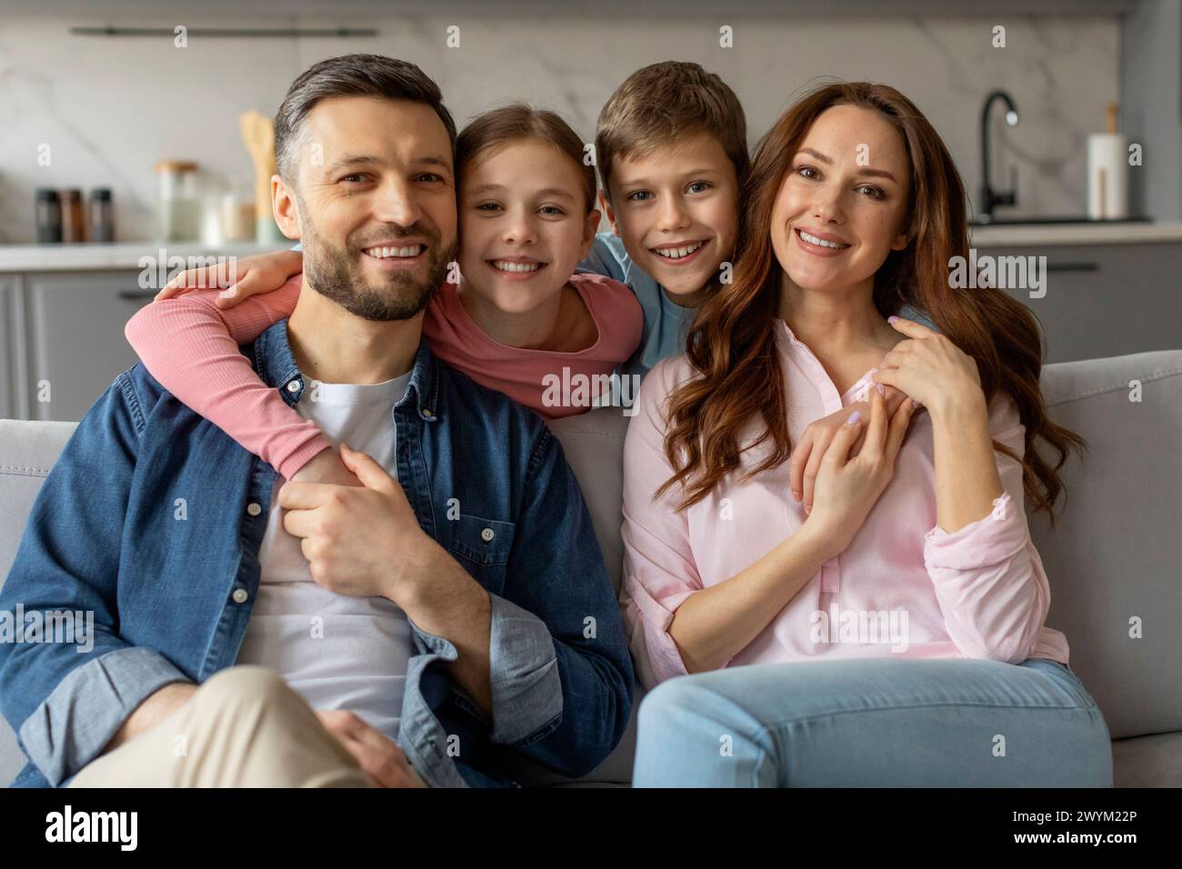 Closeknit family hi-res stock photography and images - Alamy