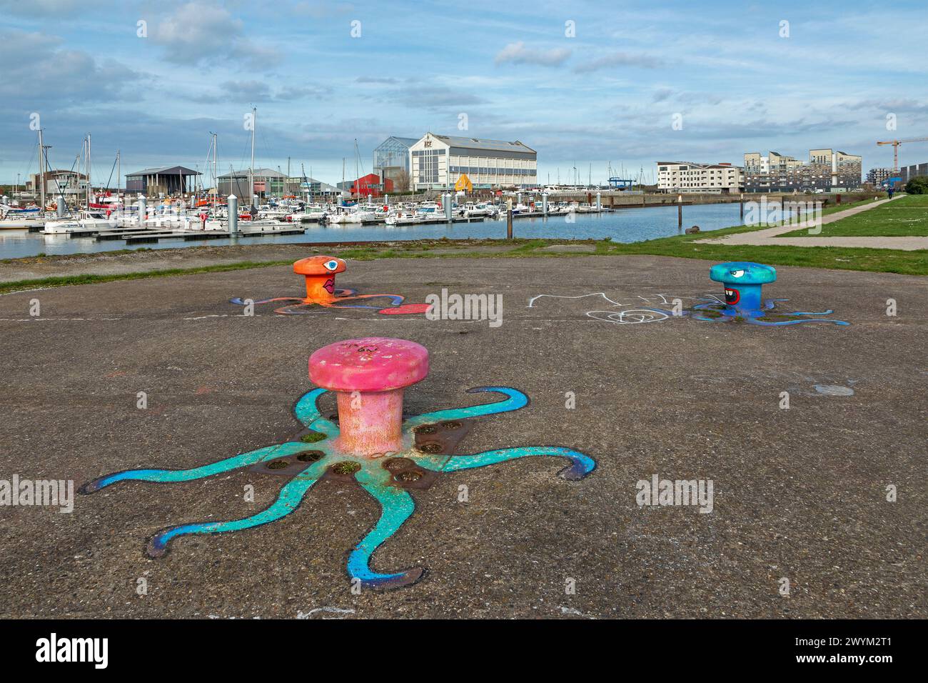 Painted bollards, octopus, Boats, buildings, marina, Dunkerque ...