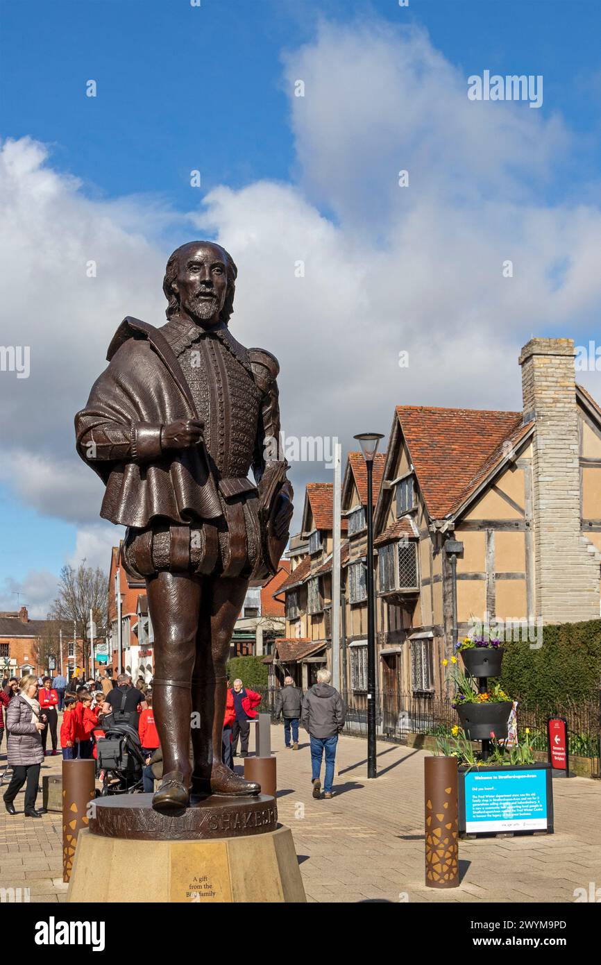 Statue of William Shakespeare, in the background his birthplace, Stratford upon Avon, England ...